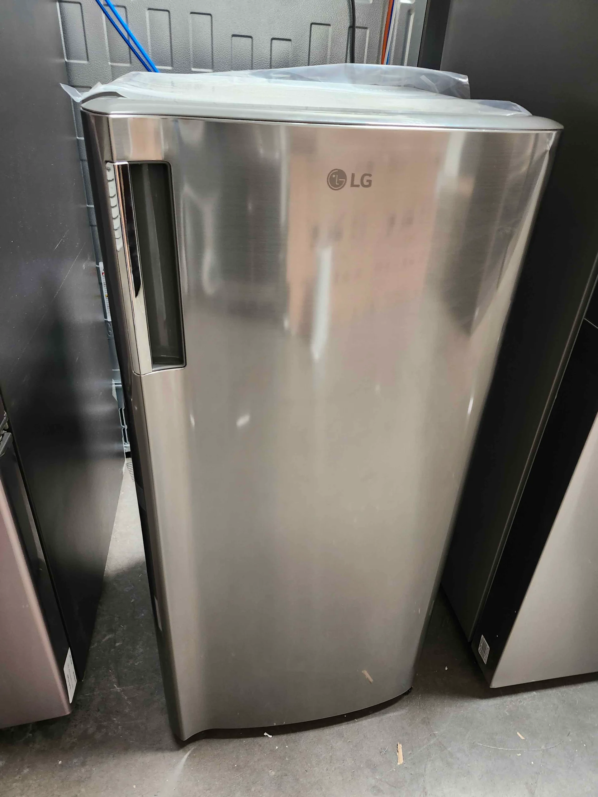 LG 6.0 cu ft Single Door Refrigerator — Model LRONC0605V (Platinum ...